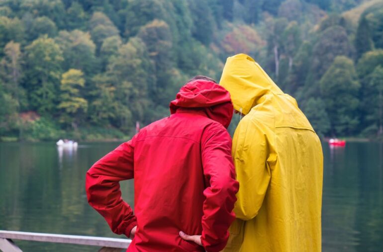 Regenkleding kopen: Van de beste regenjas tot de beste regenpakken - OutdoorNow